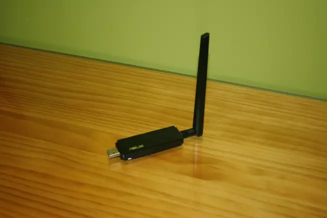 ASUS Wi-Fi Antenna USB-AC56 nga adunay eksternal nga antenna