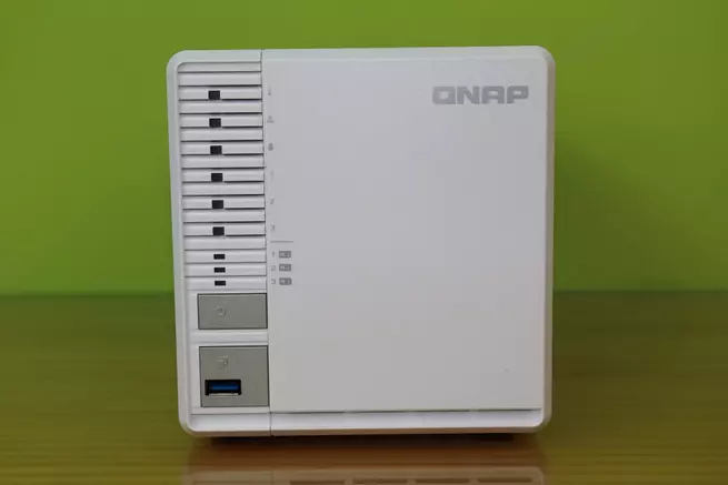 ភ្លើង LED ស្ថានភាព ប៊ូតុងថាមពល និងច្រក USB 3.0 នៃម៉ាស៊ីនមេ QNAP TS-332X NAS