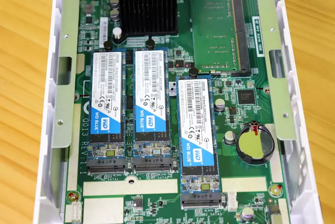 Les 3 SSD WD Blue installés dans le NAS QNAP TS-332X