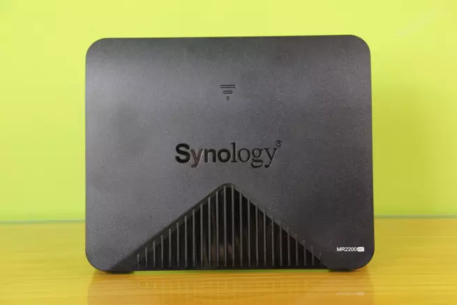 Synology MR2200ac Mesh රවුටරය ඉදිරිපස තත්ව LED සහ නිෂ්පාදක ලාංඡනය