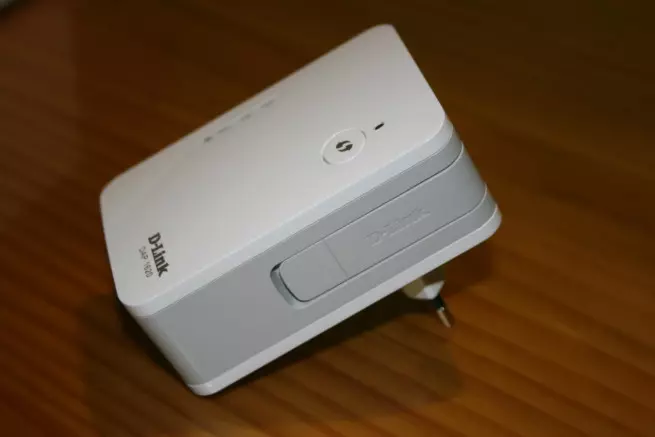 D-Link DAP-1620 Wi-Fi රිපීටරයේ දකුණු පැත්ත