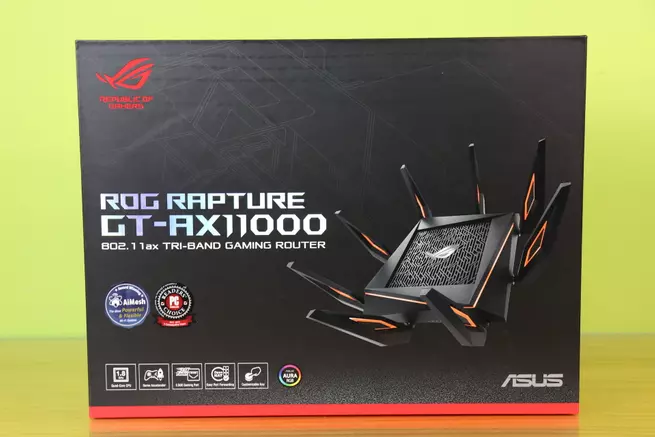 Forsiden af ASUS ROG Rapture GT-AX11000 gaming router boksen i detaljer
