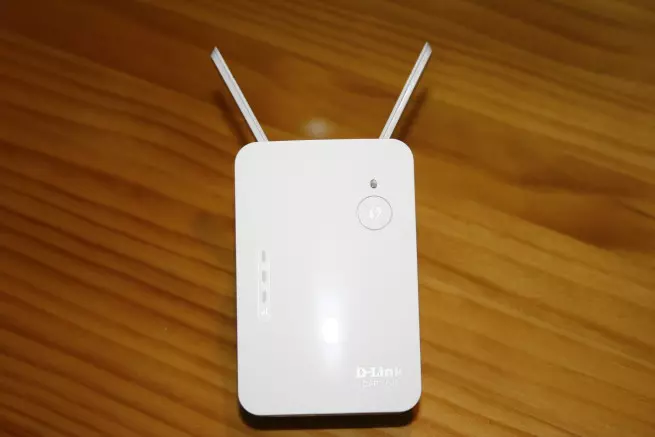 D-Link DAP-1620 Wi-Fi gaýtalaýjy antennalar ýerleşdirildi