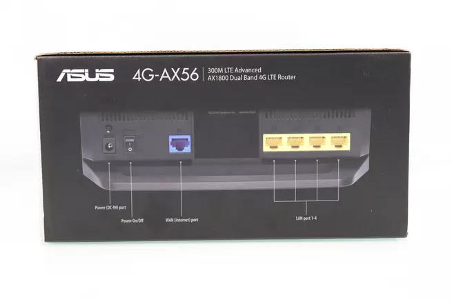 4G राउटर बॉक्स के दाईं ओर ASUS 4G-AX56