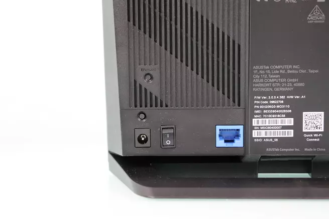 ASUS 4G-AX56 -reitittimen painikkeet ja Internet WAN -portti