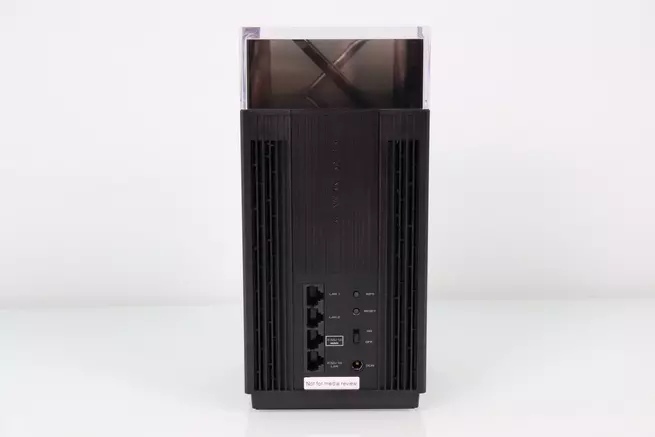 ASUS ZenWiFi Pro XT12 galinė dalis su Ethernet prievadais