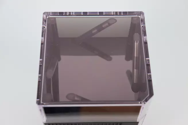 Các ăng-ten bên trong ASUS ZenWiFi Pro XT12 và đèn LED trạng thái
