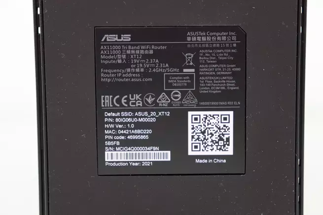 ASUS ZenWiFi Pro XT12 WiFi Mesh Sticker am Detail