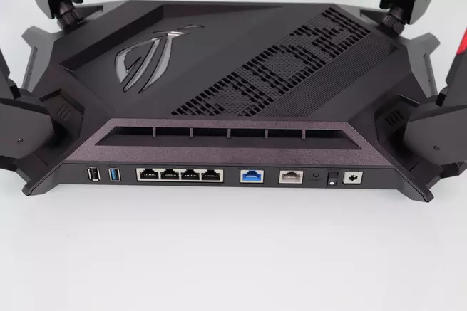 Zona del darrere del router Guia d'instal·lació ràpida del router gaming ASUS GT-AX6000 amb els ports Ethernet
