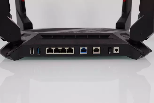 Ports Ethernet i Multigigabit del router gaming Guia d'instal·lació ràpida del router gaming ASUS GT-AX6000
