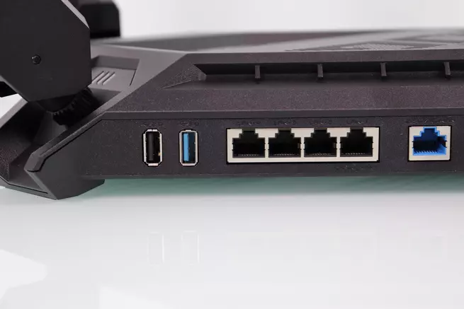 Maršrutizatoriaus USB ir Gigabito eterneto prievadai ASUS GT-AX6000 žaidimų maršrutizatoriaus greitos sąrankos vadovas