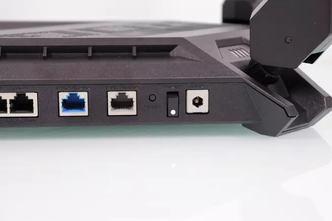 Ports 2.5G Multigigabit i alimentació del router Guia d'instal·lació ràpida del router gaming ASUS GT-AX6000
