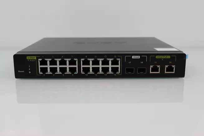 All Ethernet an SFP + Häfen vun QNAP QSW-M2116P-2T2S schalt