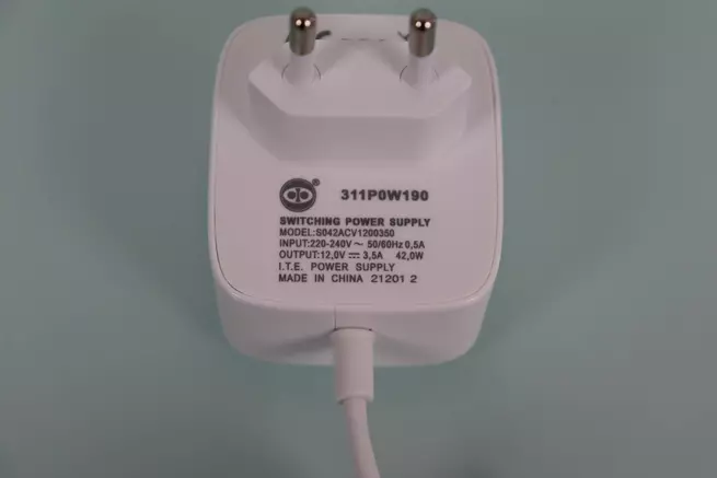 Mga katangian ng power adapter ng FRITZBox 7590 AX