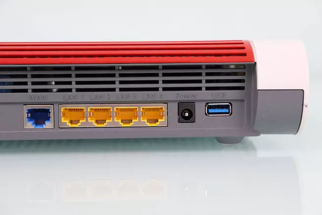 ئىنتېرنېت WAN ئېغىزى ، Gigabit LAN ۋە FRITZBox 7590 AX روتېرنىڭ USB 3.0 ئېغىزى