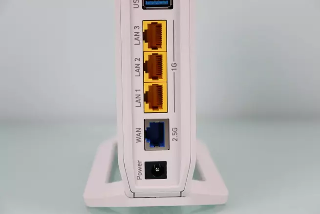 Portas Gigabit Ethernet LAN, Multigigabit para WAN, USB 3.0 e conector de alimentação do AVM FRITZBox 4060