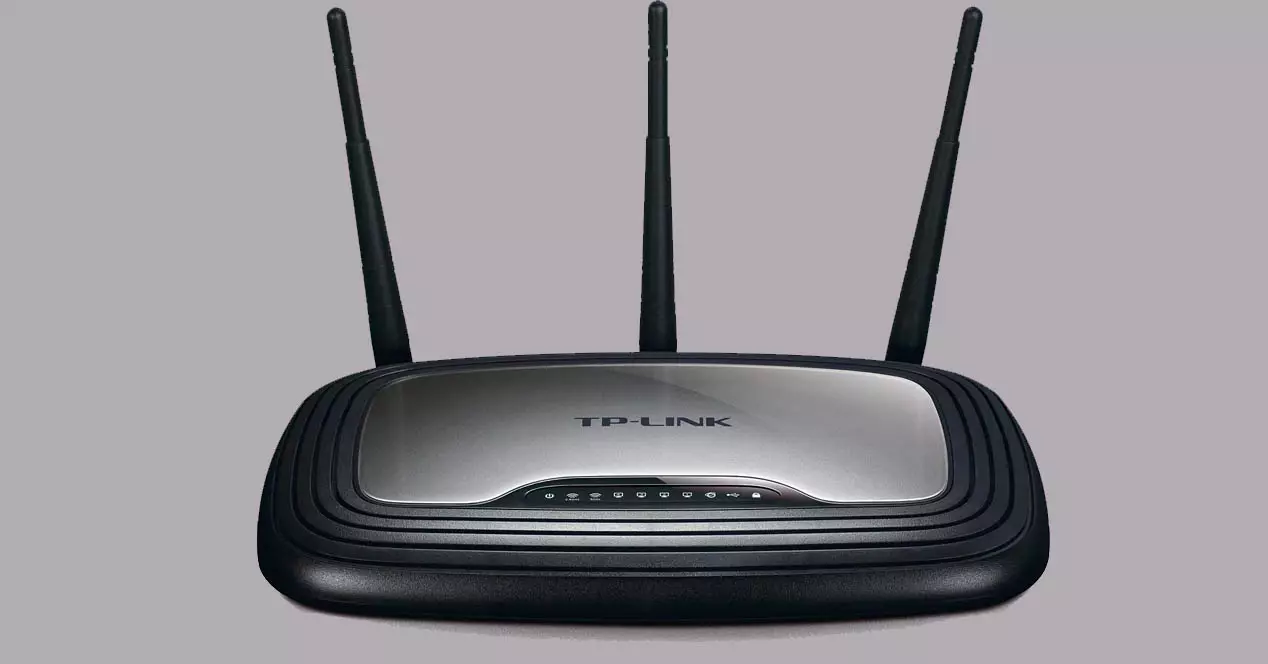 Lernilo pri router TP-Link TL-WR2543ND: Wifi, sekureco kaj malfermaj havenoj 22182_1