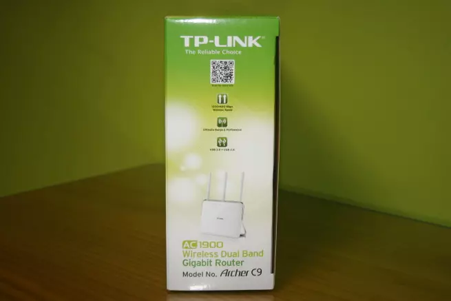 Правы бок скрынкі нейтральнага маршрутызатара TP-LINK Archer C9