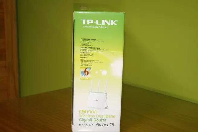 Côté gauche de la boîte du routeur TP-LINK Archer C9 avec ses spécifications