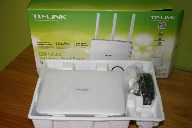 À l'intérieur de la boîte du routeur TP-LINK Archer C9