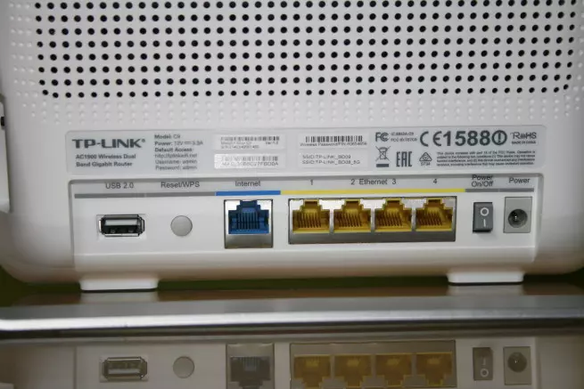 Stražnja strana TP-LINK Archer C9 rutera sa svim Ethernet priključcima