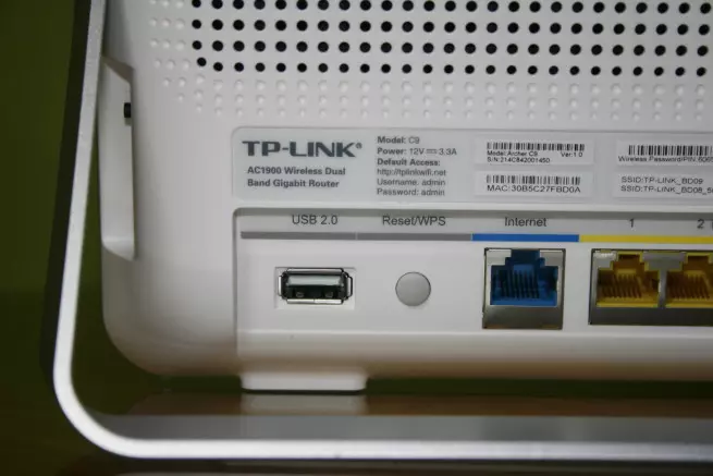 Detalj USB 2.0 i WAN TP-LINK Archer C9 rutera