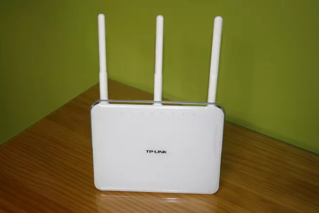 Выгляд маршрутызатара TP-LINK Archer C9 з усталяванымі антэнамі