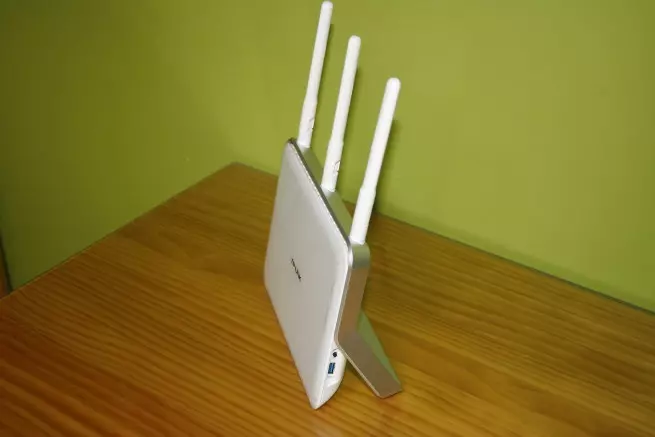 Pogled na TP-LINK Archer C9 ruter s postavljenim antenama