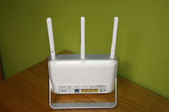 Pogled na TP-LINK Archer C9 ruter s postavljenim antenama