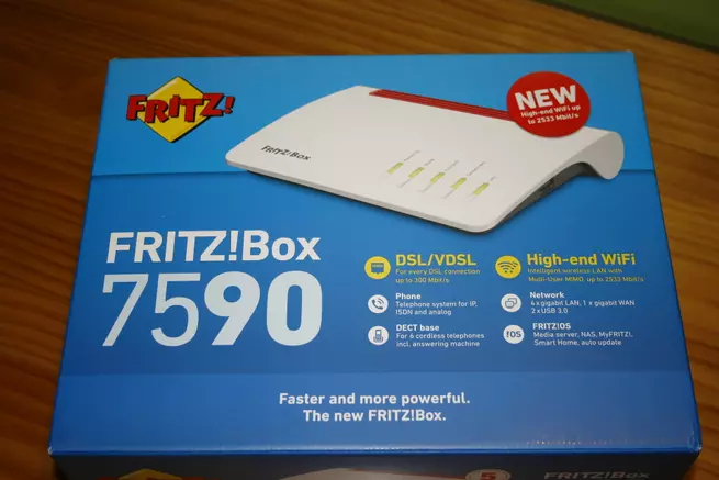 FRITZ!Box 7590 yepamusoro-performance router yakakomberedzwa pamberi