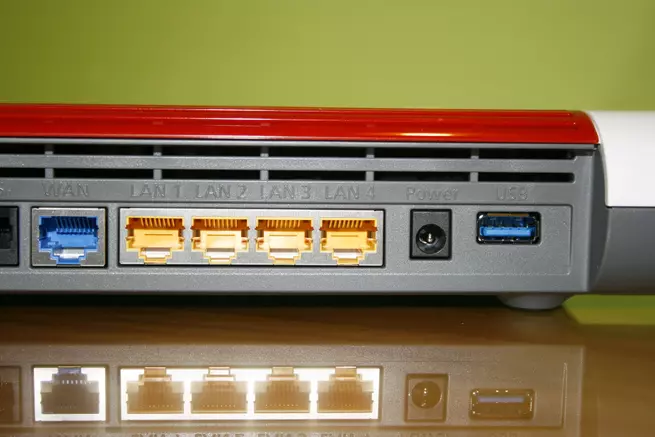 Gigabit Ethernet ports for WAN and LAN of the FRITZ!Box 7590 router