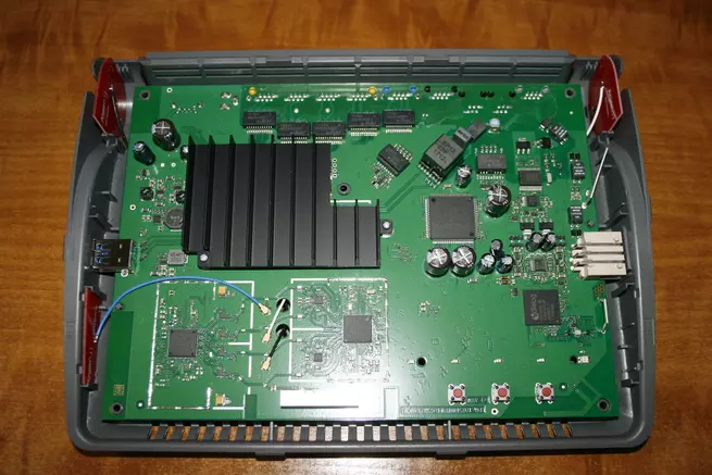 Detailed components of the FRITZ!Box 7590 router