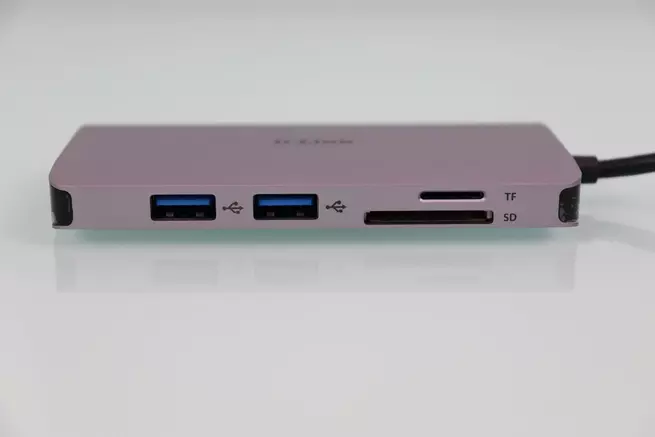 D-Link DUB-M810 කේන්ද්‍රයේ USB 3.0 වරායන් සහ කාඩ්පත් බැලීම