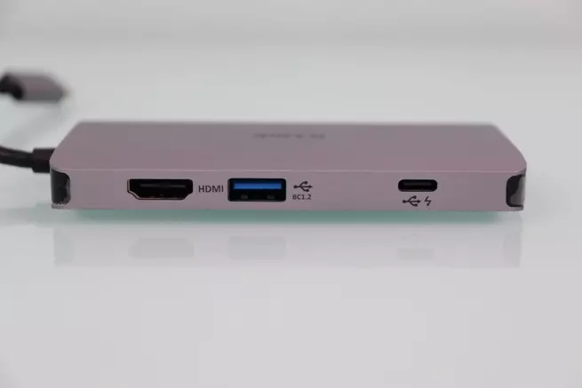 D-Link DUB-M810 කේන්ද්‍රයේ HDMI, USB 3.0 සහ USB-C වරායේ දර්ශනය