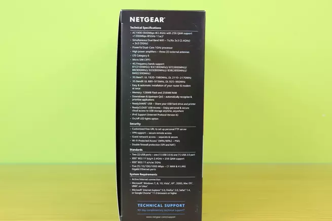 Venstre side av NETGEAR Nighthawk R7100LG 4G ruterboks