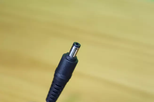 Detalye nga pagtan-aw sa circular connector sa NETGEAR Nighthawk R7100LG 4G router