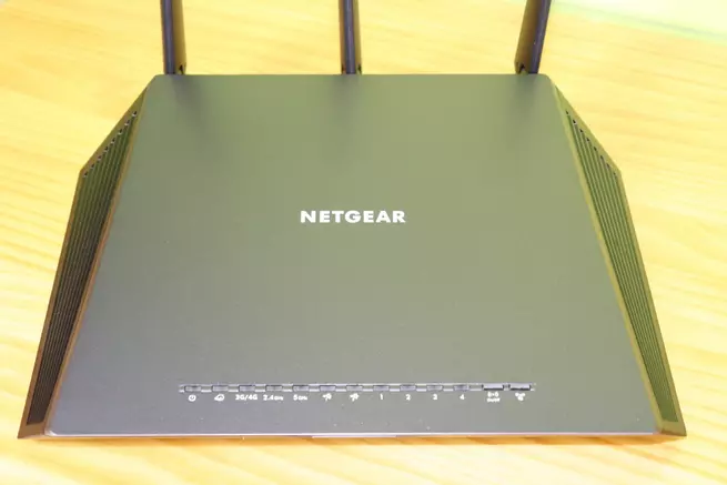 Pjesa e përparme e ruterit NETGEAR Nighthawk R7100LG 4G në detaje