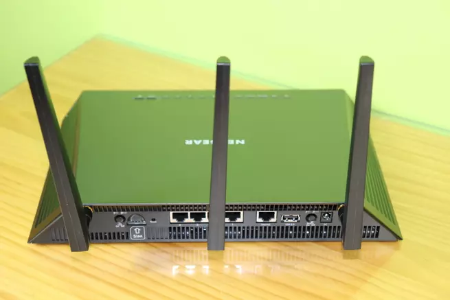 NETGEAR Nighthawk R7100LG მაღალი ხარისხის 4G როუტერის უკანა ნაწილი