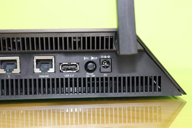 Porta USB 2.0 e ruterit NETGEAR Nighthawk R7100LG 4G në detaje