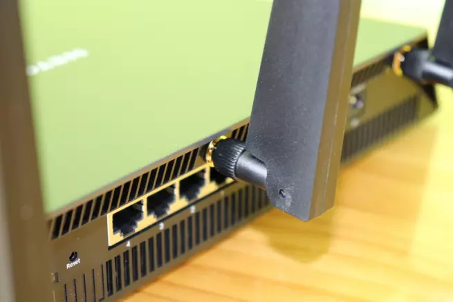 RP-SMA connector sa NETGEAR Nighthawk R7100LG 4G router