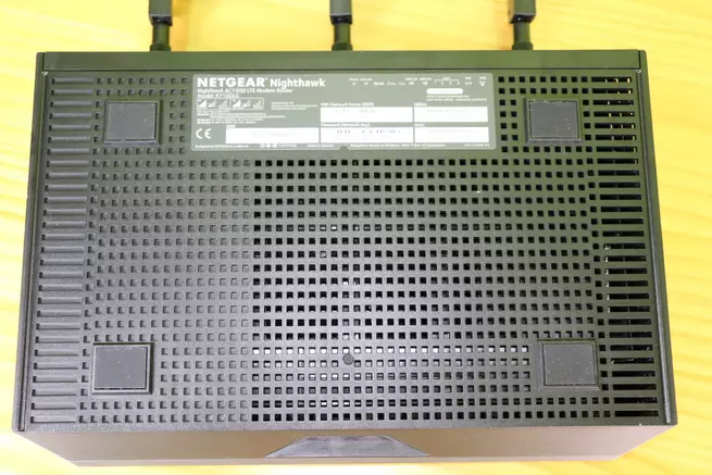 Parte inferior do roteador 4G de alto desempenho NETGEAR Nighthawk R7100LG