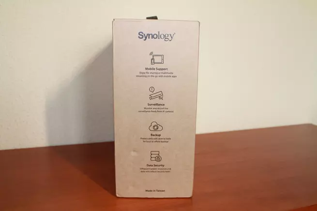 Detay sou lòt bò a nan bwat Synology DS718 + la