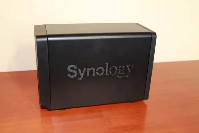 Synology DS718+ NAS හි එක් පැත්තක විස්තර