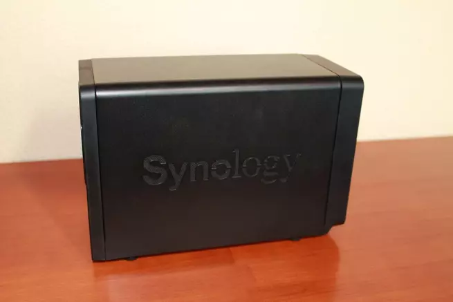 Synology DS718+ NAS හි එක් පැත්තක රූපය