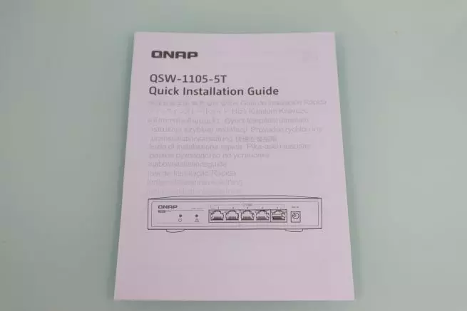 QNAP QSW-1105-5T Multigigabit स्विच द्रुत स्थापना गाइड