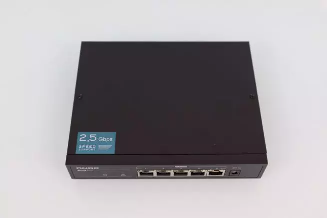 Bahagian Depan Suis Multigigabit QNAP QSW-1105-5T