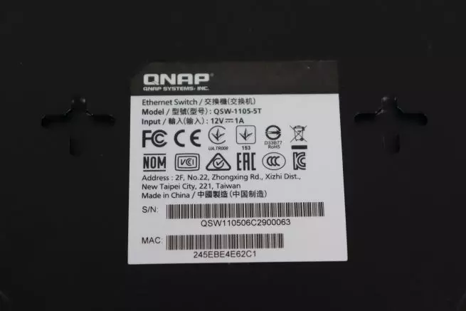 Pelekat suis Multigigabit QNAP QSW-1105-5T secara terperinci