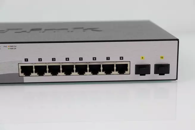 Gigabit Ethernet ma 2 SFP ports o le D-Link DGS-1210-10MP ki