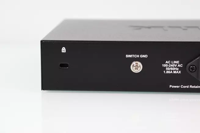 Kensington-stik og jord på D-Link DGS-1210-10MP PoE-switchen