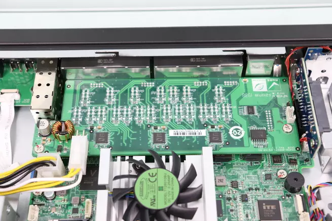 Internal zone of the Gigabit Ethernet ports with PoE of the QNAP Guardian QGD-1600P managed switch